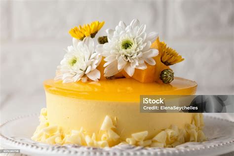 흰색과 노란색 꽃과 회색 배경 수평 구성에 신선한 망고 조각을 윤기 나 망고 치즈 케이크 0명에 대한 스톡 사진 및 기타 이미지