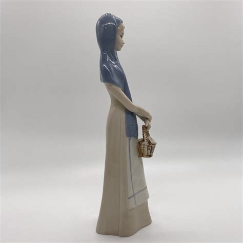 Статуэтка Девушка с корзинкой фарфор роспись Западная Европа 1990 2000 гг стоимостью 8228