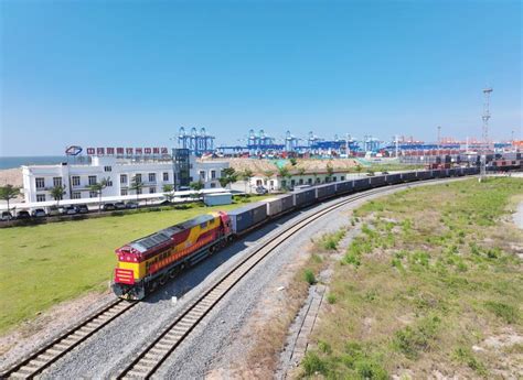 西部陆海新通道海铁联运班列开行突破30000列北部湾广西集装箱