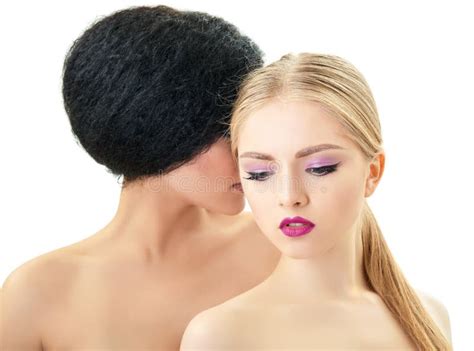 Maquillaje Retrato Femenino Doble Cauc Sica Rubia Y Hermosa Mulata Joven Posando En Estudio