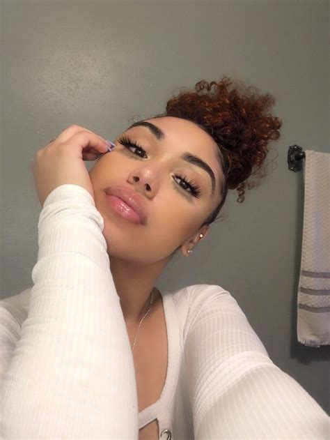 Pin By 🍀 On Pretty Gals ♡ Light Skin Girls Girl Hairstyles Black Hair Light Skin