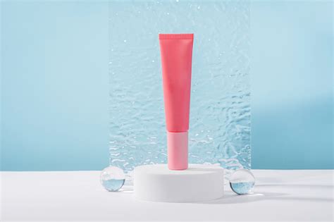 세련된 소품 유리 공 및 아크릴 플레이트가있는 받침대 연단에 브랜드가없는 화장품 크림 모형 로션 컨실러 또는 화이트 미용 제품 포장 제품 프레젠테이션 모형 피부 관리에 대한