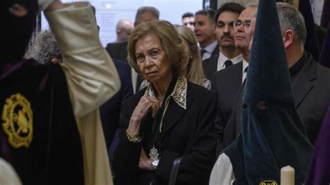 Sevilla Ovaciona A La Reina Sofía Tras Ver Pasar Al Señor Del Gran Poder