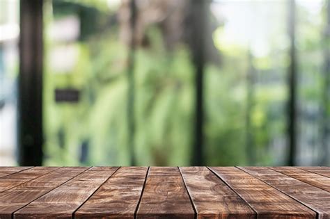 빈 나무 테이블 상단과 흐린 커피 숍 카페 및 레스토랑 인테리어 배경 디스플레이 또는 농산물 제품에 사용할 수 있습니다 0명에 대한 스톡 사진 및 기타 이미지 Istock