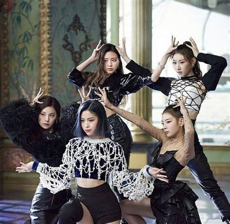 Pin On ɪᴛᴢʏ Itzy Kpop Girls Korean Girl Groups