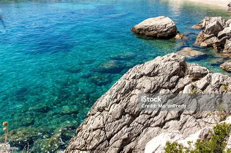 크로아티아 해안입니다 코스트의 흐 바르 섬입니다 바다에서 인사말입니다 바다 그리고 Croatia에 있는 바위입니다 아드리아 해의 풍경입니다 더운 여름 날입니다 0명에 대한