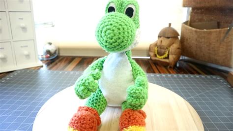 вязаная игрушка лягушка в штанишках