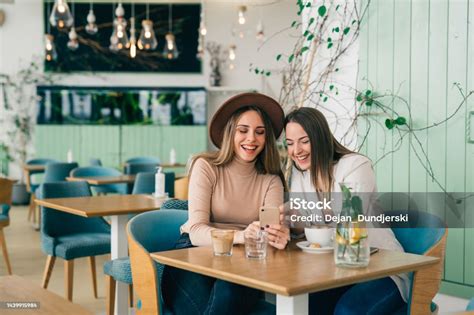 카페테리아에서 커피 타임에 휴대 전화를 사용하는 여자 친구 카페에 대한 스톡 사진 및 기타 이미지 카페 사람들 앉음 Istock