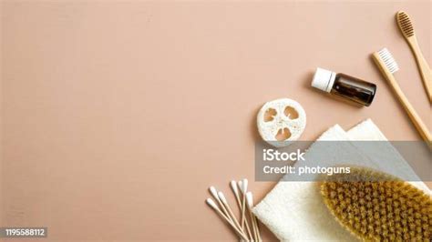 갈색 배경에 제로 폐기물 욕실 액세서리 환경 친화적 인 귀 스틱 대나무 칫솔 스파 브러시 루파 스폰지 에센셜 오일 수건 플랫