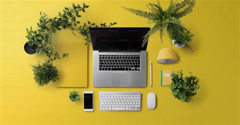 노란색 배경에 노트북 태블릿 스마트폰이 있는 평면 평면 사무실 책상 작업 공간 사진 Unsplash의 기술 이미지