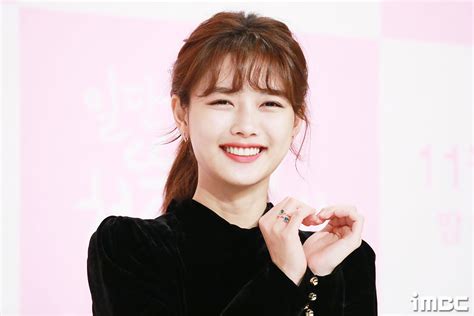 포토 일단 뜨겁게 청소하라 김유정 사랑가득 담아 손 하트