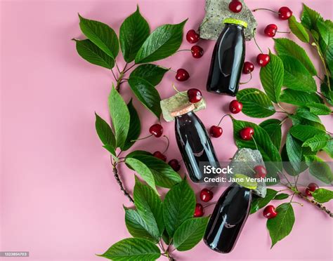 잘 익은 베리와 녹색 잎을 곁들인 작은 유리 병에 담긴 차가운 체리 주스 독일에 대한 스톡 사진 및 기타 이미지 독일 디톡스 마시기 Istock