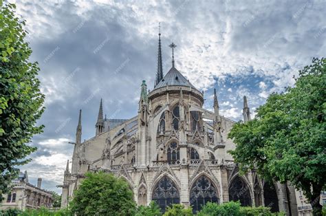 La Fachada De La Famosa Catedral Gótica De Notre Dame De París Francia