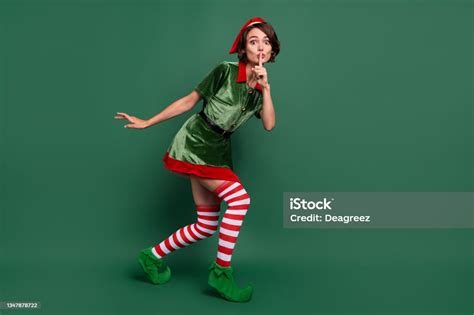 그린 컬러 배경에 고립 된 Shh 기호를 보여주는 매력적인 신비한 재미 소녀 엘프의 전체 길이 몸 크기 보기 꼬마 요정에 대한 스톡 사진 및 기타 이미지 Istock