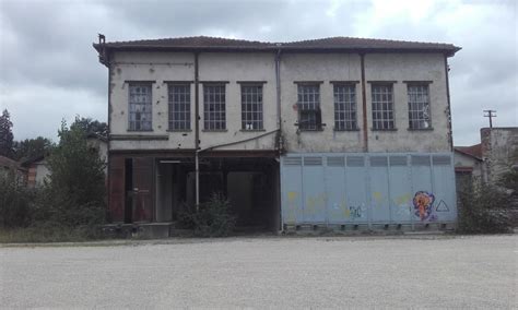 무료 이미지 집 작업장 부식 공장 재산 건물 건축물 벽 정면 이웃 주거 지역 부동산 지붕 맨션 2560x1536 Paillole