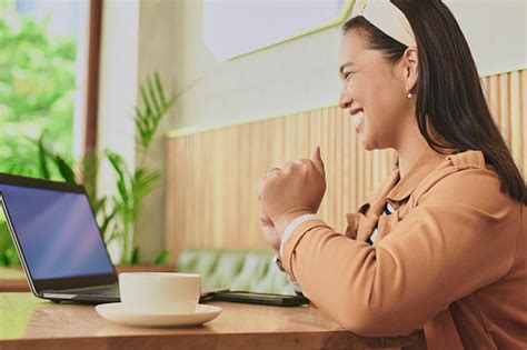 흥분 노트북과 카페에서 여자 화면과 긍정적 인 댓글 커피와 블로거에 만족합니다 전시 Sns나 매장 사람 작가에게 웃는 얼굴로 축하와 기회 35 39세에 대한 스톡 사진 및