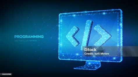 프로그래밍 개념 프로그래밍 코드 기호가 있는 추상적인 낮은 다각형 컴퓨터 모니터 코딩 또는 해커 배경 개발 및 소프트웨어 개념