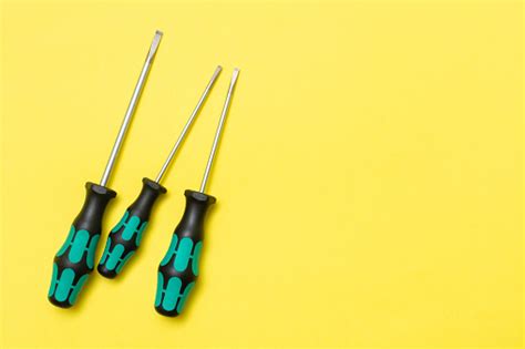 노란색 배경에 세 개의 드라이버 설치 또는 전기 기술자의 건설 도구 텍스트 공간의 복사본이 있는 상단 보기 0명에 대한 스톡 사진 및 기타 이미지 Istock