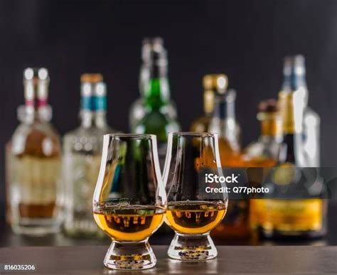 원래 모양에 있는 병 아이스 큐브를 가진 칵테일 음료의 배경에 화려한 음료 0명에 대한 스톡 사진 및 기타 이미지 0명 건강한 식생활 검은색 Istock