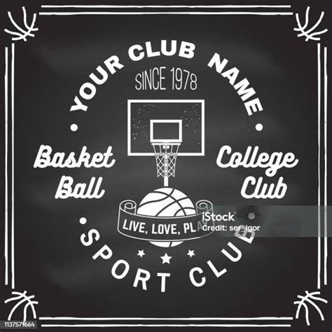 칠판에 농구 클럽 뱃지를 제공 합니다 벡터 일러스트입니다 셔츠 프린트 스탬프의 컨셉 농구 링 그물 및 볼 실루엣 빈티지 타이포 그래피 디자인 Championship에 대한
