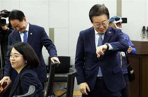 [포토] 시계보는 이재명 대표 매일경제