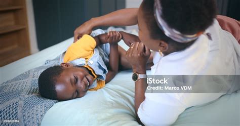 소녀 엄마 집 침대에서 간지럼 침실에서 유대감과 웃음 엄마 부모와 흥분한 아이 아들과 함께 웃고 행복하고 놀고 가족과 함께 주말에 양질의 시간을 보내기 위해 긴장을 풀고