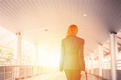 사업가 뒤는 수하물을가지고 걸어가 플랫폼 방법비즈니스 여행 및 출퇴근 개념 사람들 여행 가방에 대한 스톡 사진 및 기타 이미지 여행 가방 가방 개념 Istock