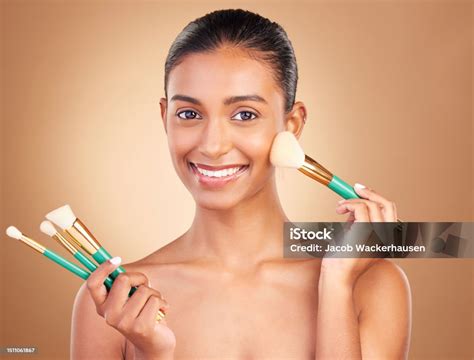 화장품 브러쉬 초상화 화장품의 자연의 아름다움 웰빙 및 행복을 가진 여성 얼굴 피부가 빛나고 행복하고 메이크업 아티스트가
