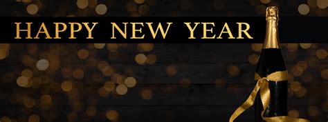 새해 복 많이 받으세요 축하 배경 배너 파노라마 긴 샴페인 또는 스파클링 와인 병과 소박한 검은 나무 벽 질감에 황금 보케 조명 12월 31일에 대한 스톡 사진 및 기타