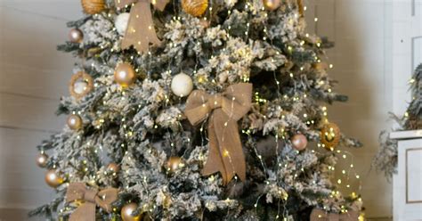 흔들 목마와 크리스마스 선물이 있는 아늑한 거실의 수직 사진은 장식된 새해 나무 근처에 있습니다 현대적인 아파트에 깔개와 소파가 있는 현대적인 인테리어 디자인 사진