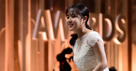 포토 김향기 여우조연상 수상 믿기지 않아요