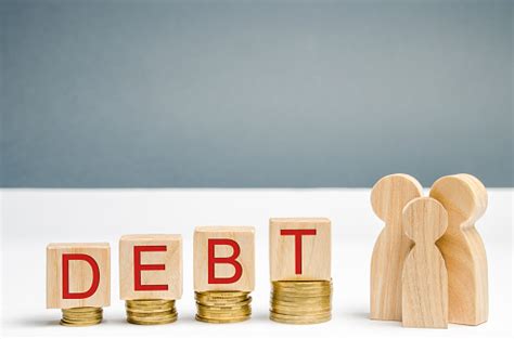 상승 단어 부채와 나무 블록 및 가족에 Сoins 재무는 어려움 거기는 주택 집에 대 한 성장 부채 아파트 모기지입니다 높은 금리 빚을 갚을 수 없습니다 가계에 대한 스톡