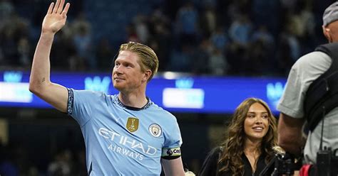 맨시티 전설 더브라위너 홈 팬들과 눈물의 작별…동상 제작한다