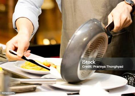 음식을 준비 하는 요리사 부엌에서 음식을 조리 하는 요리사 개념에 대한 스톡 사진 및 기타 이미지 개념 고기 교통 위반 티켓 Istock