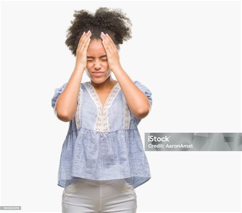 격리 된 배경 때문에 두통 절망과 스트레스에서 고통 위에 젊은 아프리카 미국 여성 통증과 편두통 머리에 손입니다 걱정하는에 대한 스톡 사진 및 기타 이미지 Istock