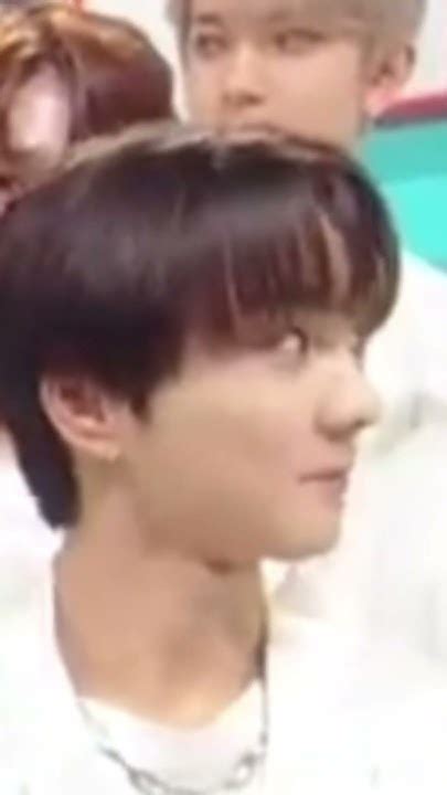 Soyeon And Jungwon Pass The Mic To The Beautiful Memeber In Their Group