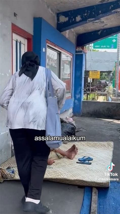 Kisah Haru Nenek Penjual Tikar Anyaman Dagangan Tak Kunjung Laku Hingga Rela Tidur Di Trotoar