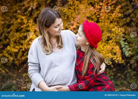 Giovane Madre Incinta Felice Con La Figlia Nel Parco Di Autunno Immagine Stock Immagine Di