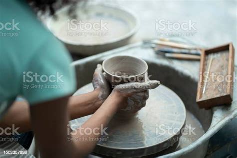 재능 육성 도자기 공방에서 점토 예술을 육성하는 아프리카계 미국인 소년 20 24세에 대한 스톡 사진 및 기타 이미지 20 24세 공예 그릇 Istock
