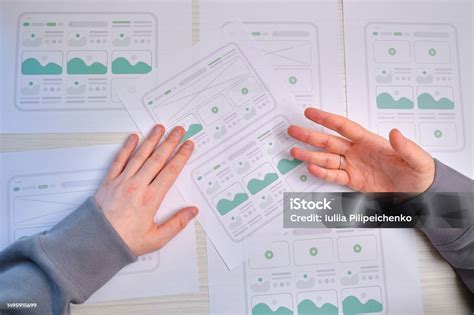 Man Designer Membuat Wireframe Desain Website Sketsa Prototipe Kerangka Kerja Tata Letak Proyek