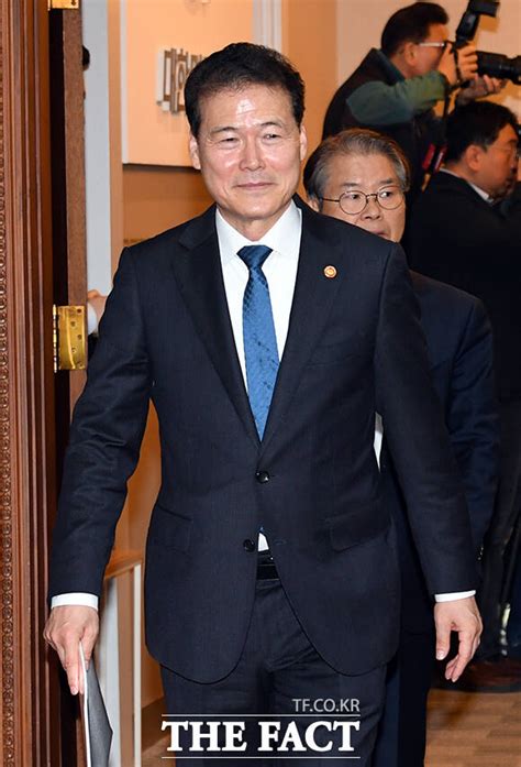 국무회의 참석하는 김영호 통일부 장관 [포토] 포토 기사 더팩트