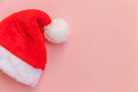 분홍색 파스텔 컬러의 트렌디 한 배경에 고립 된 최소한의 디자인 크리스마스 산타 클로스 모자 0명에 대한 스톡 사진 및 기타