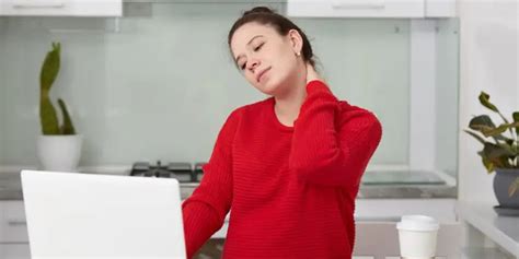 మెడ నరాల నొప్పి సర్వైకల్ స్పాండిలోసిస్ వ్యాయామాలు మెడ నొప్పి లక్షణాలు Sleepsia India Pvt Ltd