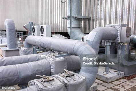 대규모 산업 현장에서 소기후 지원 시스템의 외부 인프라 공기 파이프 라인 입구 및 배기 선풍기와 에어컨 압력 습도 온도 제어