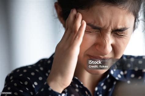 강한 두통을 느끼는 인도 여성의 클로즈업 보기 찡그린 얼굴 두통에 대한 스톡 사진 및 기타 이미지 두통 여자 한 명의 여자만 Istock