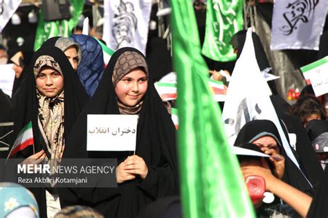 عکس هایی از مراسم دختران انقلاب که در حین بازسازی ورزشگاه آزادی توسط