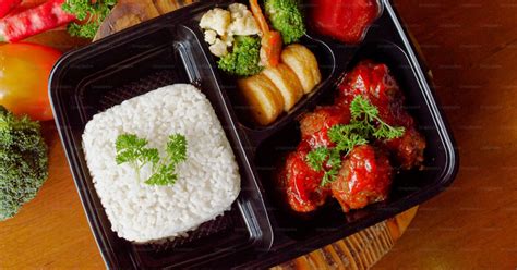 다양한 종류의 음식으로 채워진 플라스틱 용기 사진 Unsplash의 음식 이미지