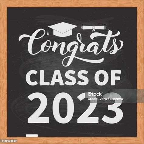 2023학년도 졸업을 축하합니다 나무 프레임이 있는 칠판에 새겨진 비문 E 타이포그래피 포스터 졸업생 축하합니다 인사말 카드 배너 등에 대한 벡터 템플릿입니다 2023년에