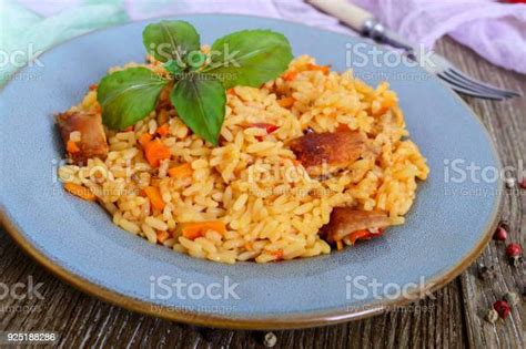 야채와 나무 배경에 식이 고기 필라프 전통적인 동양 요리입니다 갈색에 대한 스톡 사진 및 기타 이미지 갈색 강황 건강한 식생활 Istock
