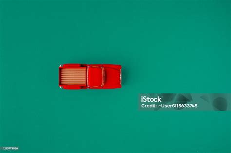 블루 그린 아쿠아 마린 배경에 빨간색 복고풍 자동차 픽업 복사 공간이 있는 맨 위 뷰입니다 플랫 레이 0명에 대한 스톡 사진 및 기타 이미지 Istock